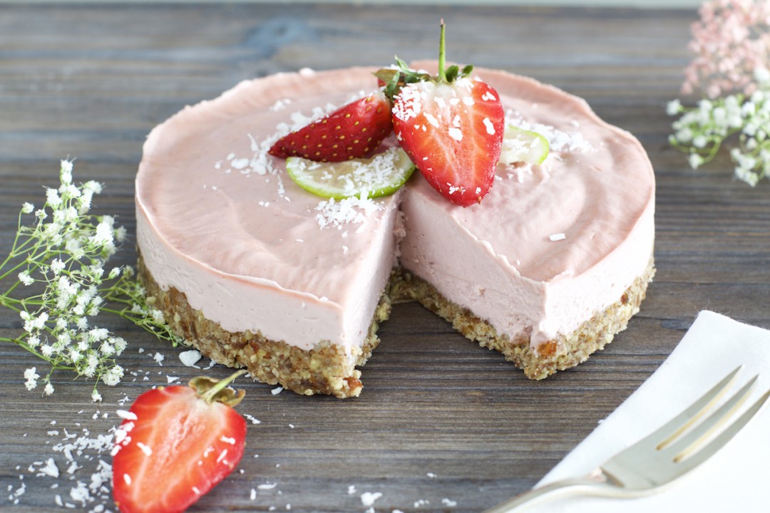 Gesunde Erdbeer-Creme-Torte (glutenfrei, vegan) - NaturallyGood